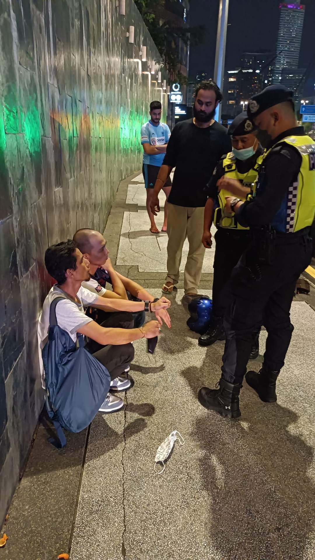 [VIDE0] Tak Lepaskan Beg, Gadis Pakai ‘Baju Kelawar’ Lawan Peragut ...