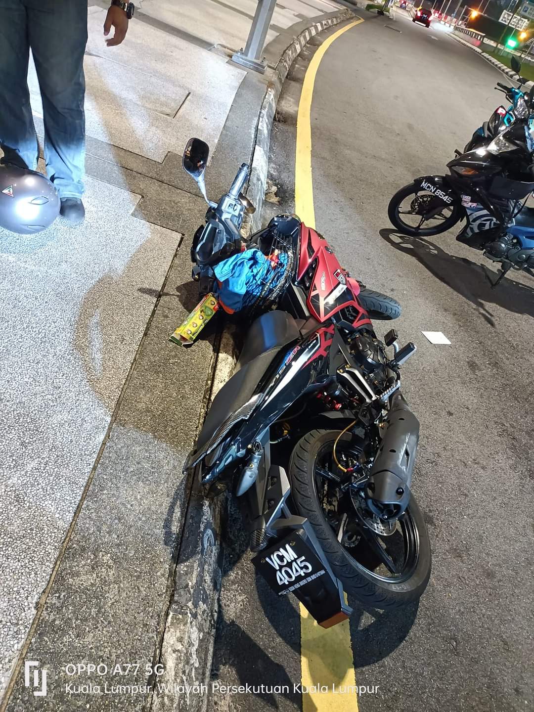 [VIDE0] Tak Lepaskan Beg, Gadis Pakai ‘Baju Kelawar’ Lawan Peragut ...